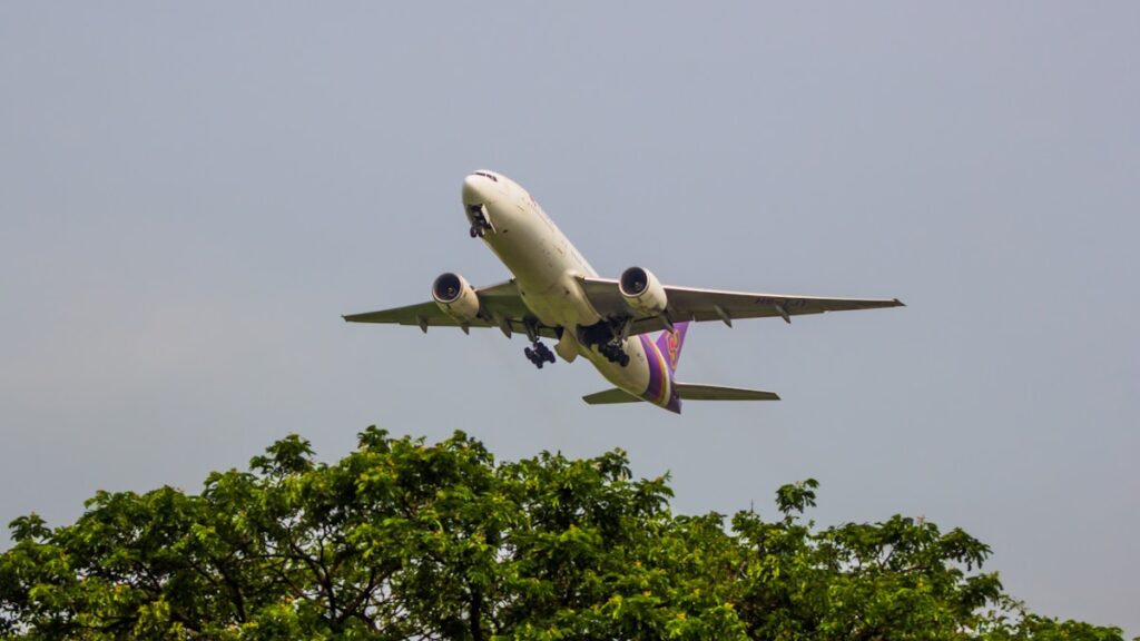 Boeing 777-200 vs 777-300 - Which Widebody Wins? - FlightTechTrends